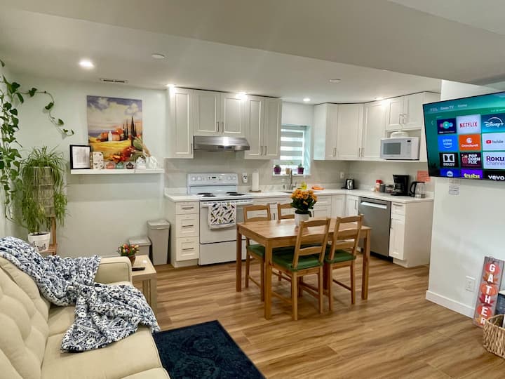 Sweethome - Location, 2br, Kitchen & 2 Parking - Vancouver