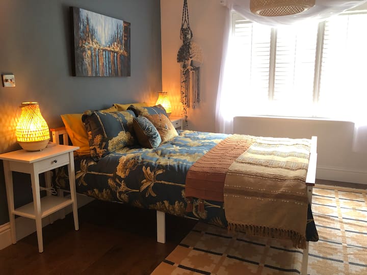 The Bloom-room
Continental Breakfast & Parking - Stratford-upon-Avon