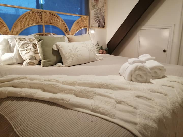 Eco-chic Cottage Near Montville - Mapleton