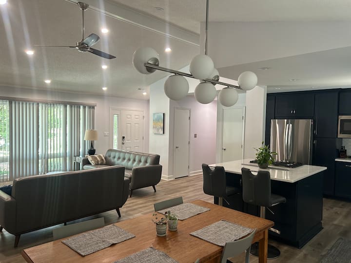 Newly Renovated Modern Home - 그린즈버러