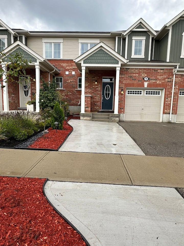 Charming 3-bed Townhouse With Dedicated Work Space - Milton