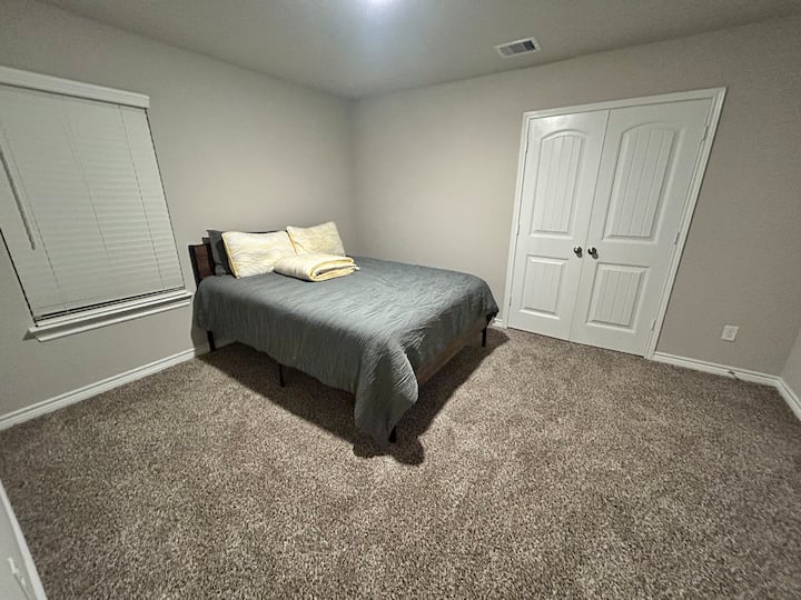 Room With 1 Queen Bed In A 3 Bedrooms Home. - Bryan, TX