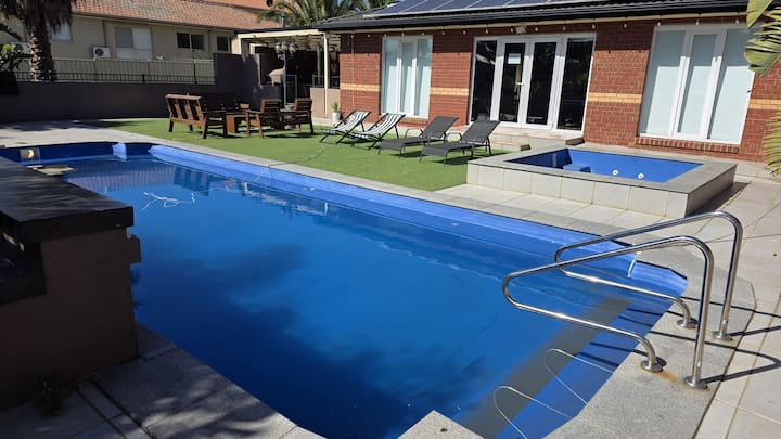 Luxury 5br, 2.5ba Hillside Mansion With Pool - Caroline Springs