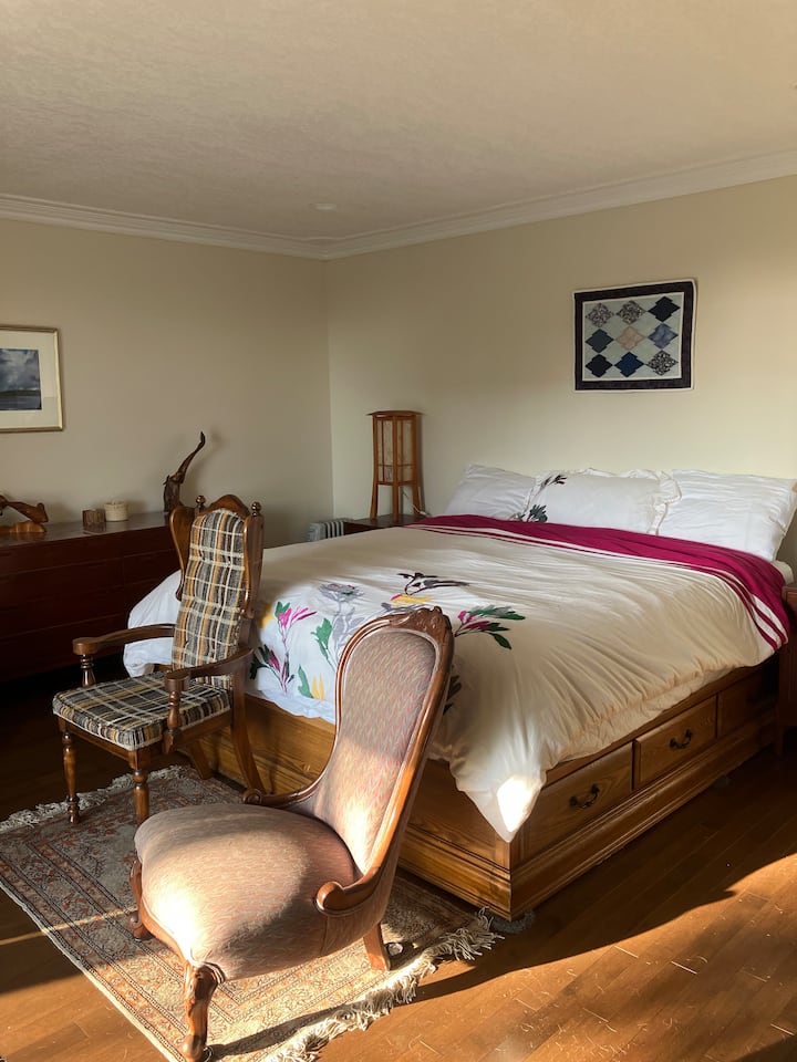 Sointula King Bed Bachelor - Port McNeill