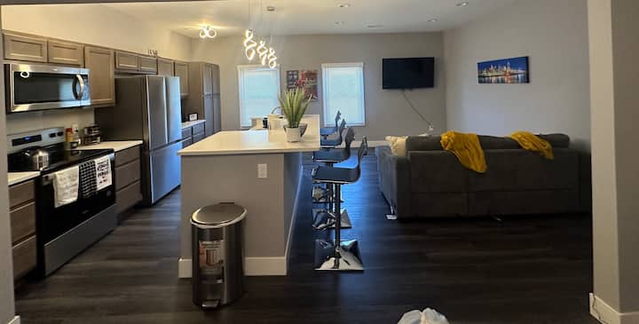 Stunning, Modern 2 Bedroom Retreat With King Bed - Cincinnati, OH