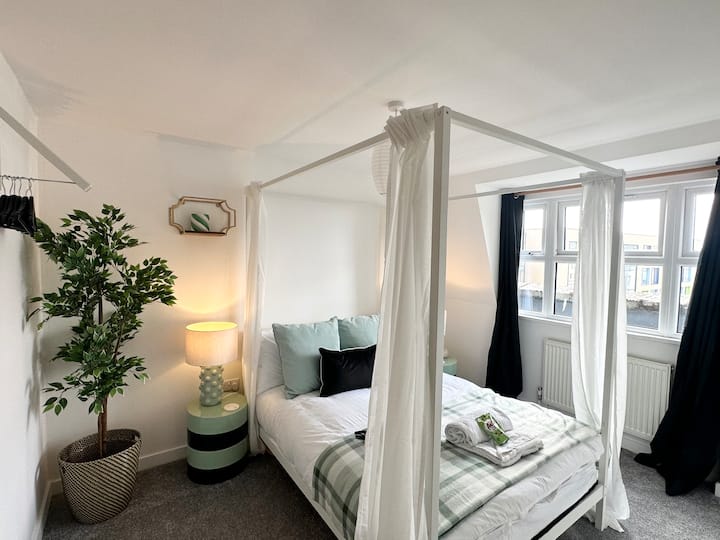 Central Flat With City Views - Bourne