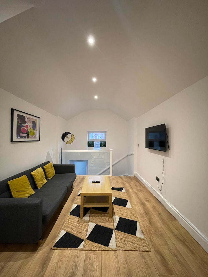 Stunning 2 Bedroom "On The Hill' - Harrow