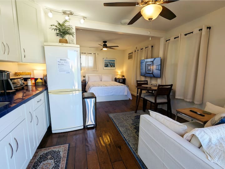 Cozy Studio In Downtown Costa Mesa 8 Min To Beach! - Costa Mesa, CA