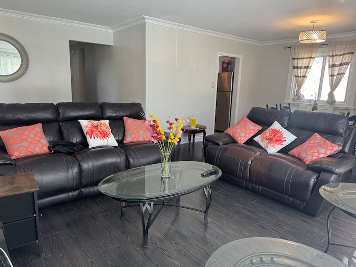 Zini-marefia: Spacious Family Home • Free Parking - Toronto