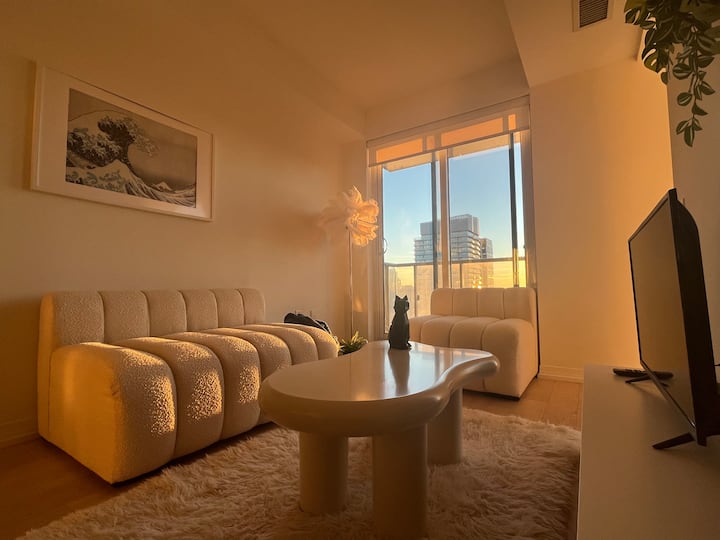 Luxury 3br Downtown Condo With Skyline Views - Toronto, ON