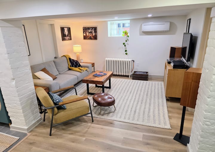 Bright & Cozy Hamilton 1 Bedroom Escape | The Nook - カナダ ハミルトン