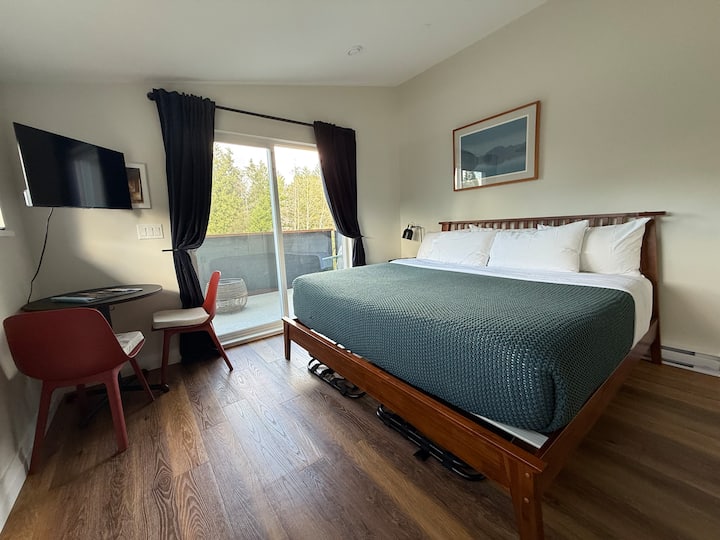 Solar Powered Gibson Heights Guesthouse - Tofino