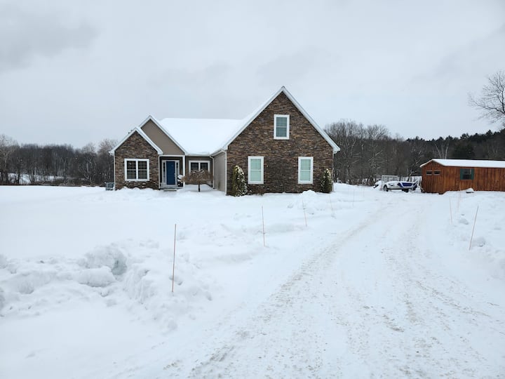 Winter Whimsy 4 Br, 3 Bath Country - Edinboro, PA