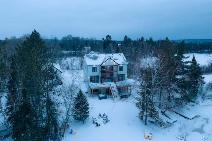 Luxury Rockshore Lakehouse W/ Hot Tub & Golf Sim - Ontario