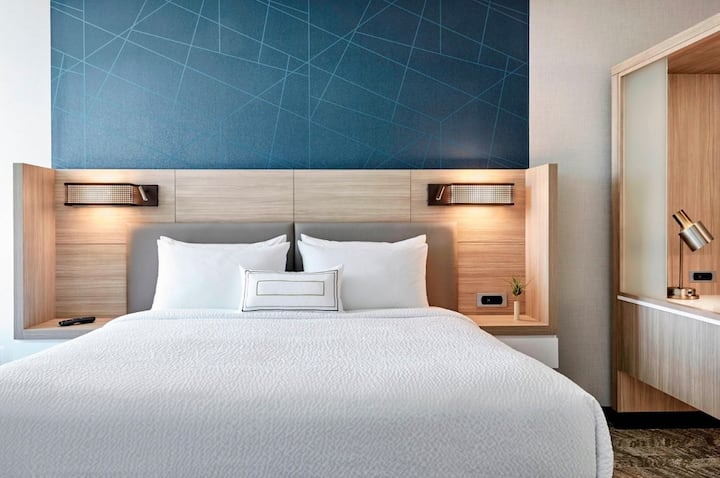 Redlands 1 King Suite W/ Parking & Breakfast - Redlands, CA