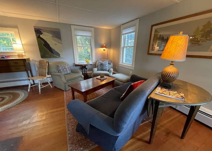 Charming, Cozy Main-st Cottage - Cape Cod