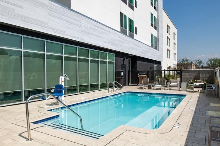 Redlands 2 Stylish Units W/ Parking & Breakfast - Redlands, CA