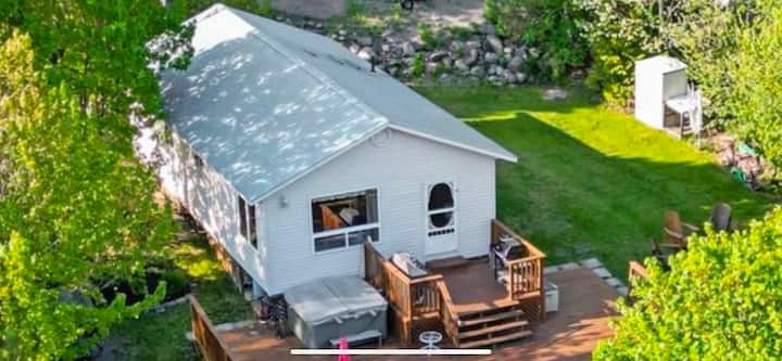 Cozy Lakefront Cottage - Ontario