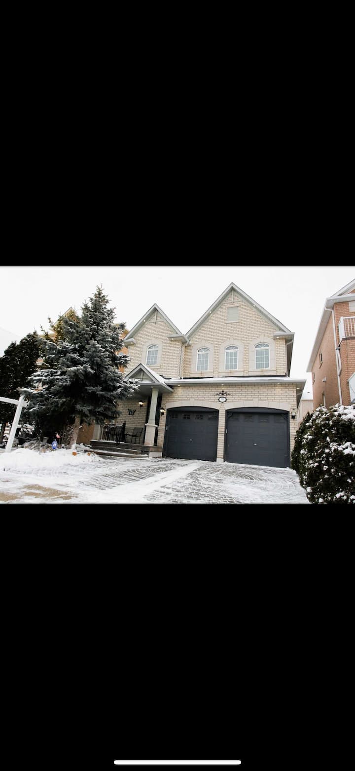 House Steps To Wonderland! - Vaughan
