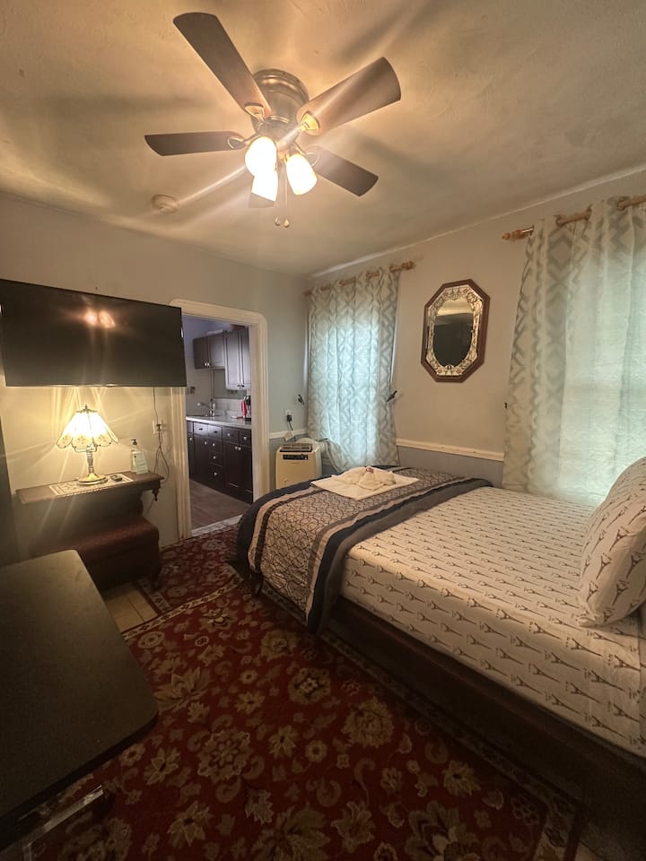 Quiet Pawtucket Room | Private Bath Wifi Desk Bos - Rhode Island