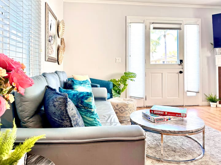 Bright Coastal Cottage • Walk To Beach & Main St - Huntington Beach, CA