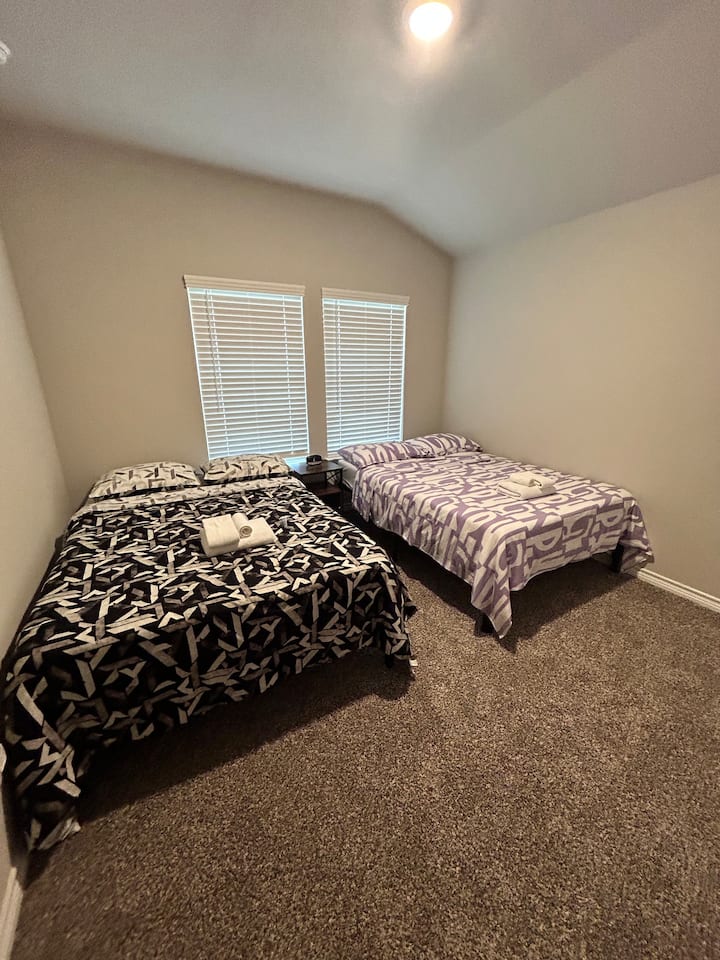 Room With 2 Full Beds, In A 3 Bedrooms Home - Bryan, TX