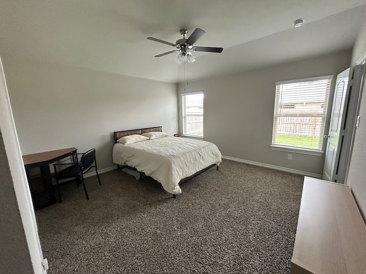 Master Bedroom, Private Bath, Tv, Walk In Closet - Bryan, TX