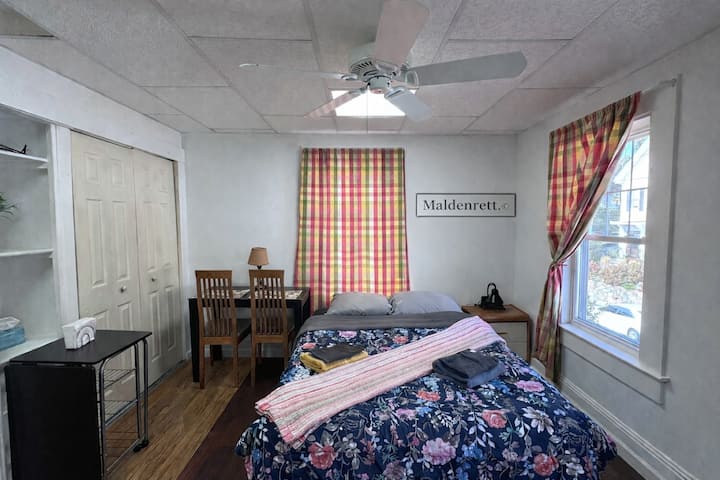 Lovely Studio, 2nd Floor, Ac, Parking - Malden, MA