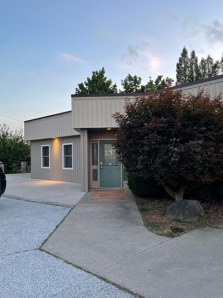 Cozy Apartment Near Fairgrounds - Davenport, IA