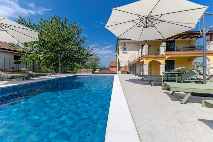 Ivana In Karpijan With Shared Pool - Three-bedroom - Umag