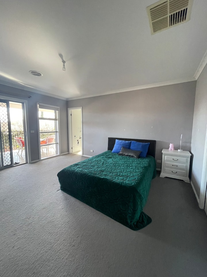 Master Ensuite With Balcony - Tottenham