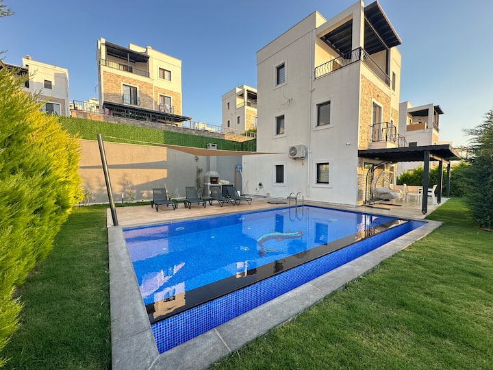 Manzaralı Müstakil Havuzlu Villa - Gündoğan