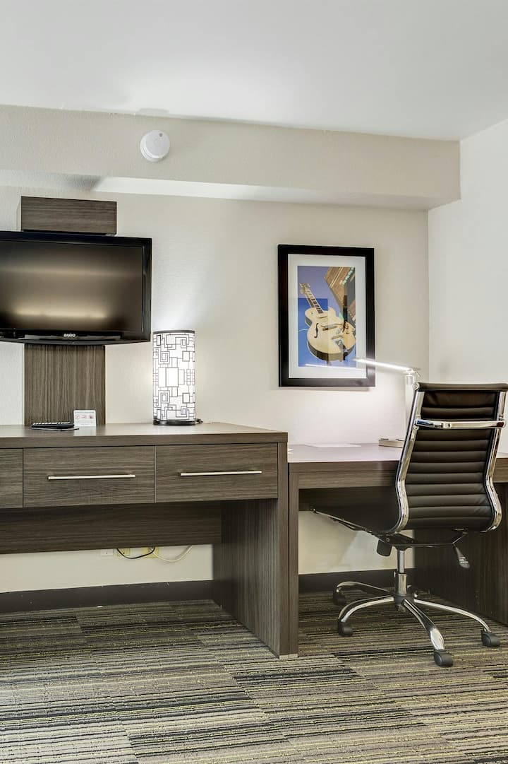 Spacious & Well-appointed With The Essentials - Nashville, TN