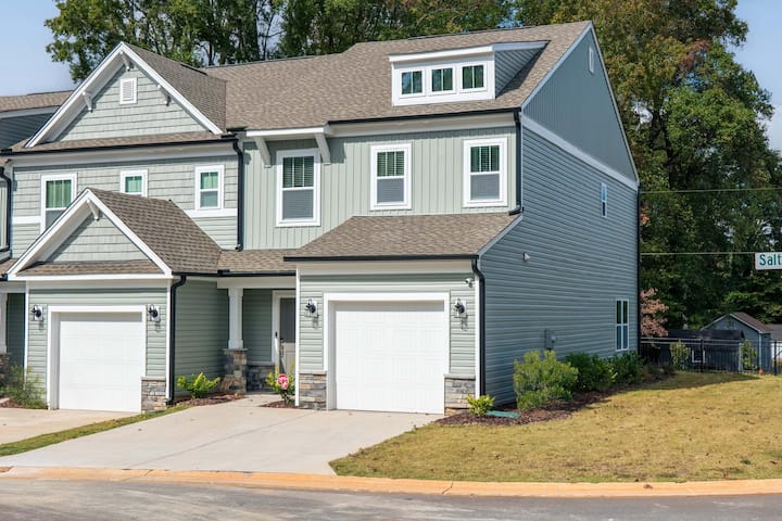Spacious 3br/2.5ba Townhome In The Heart Of Gso - Greensboro, NC