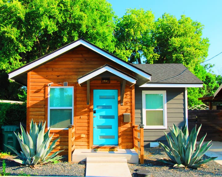 Downtown 2br | Free Parking | Fenced Yard |Firepit - San Antonio, TX