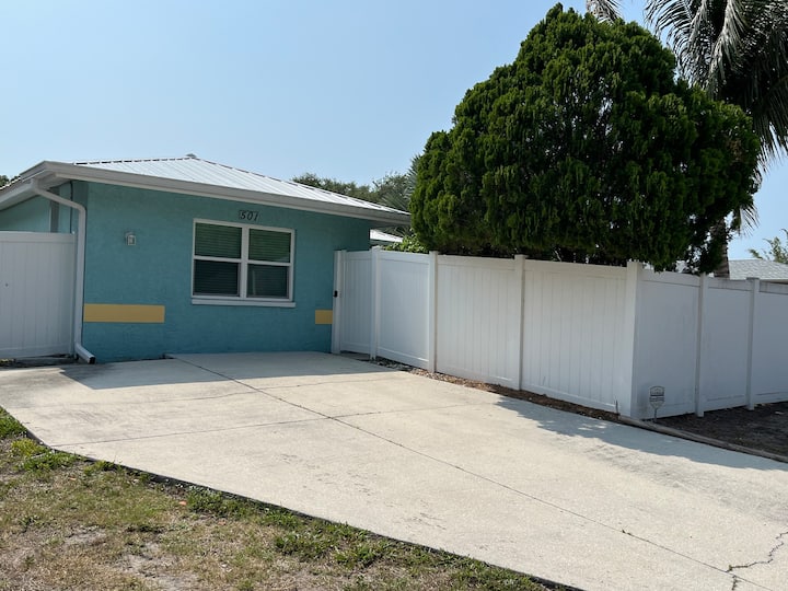 Vacay Haven - Cute, Cozy Cottage - Venice, FL