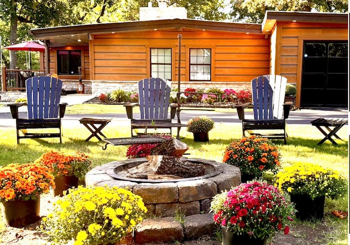 Sparkys Hideaway
Cozy • Lakeside • Fall
Cabin - Lake Hudson, OK