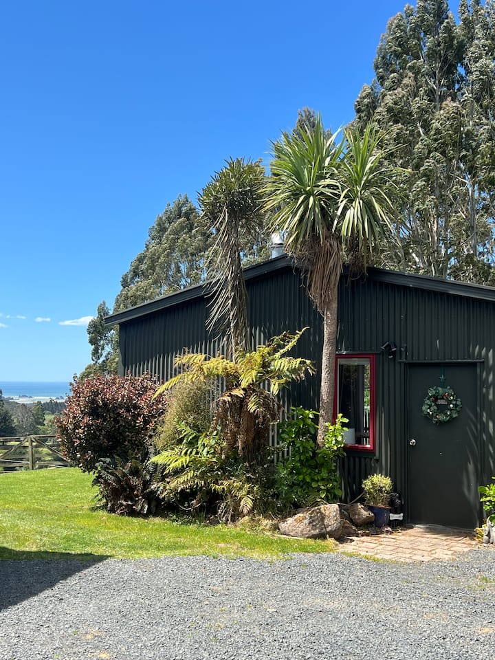 Kererū Cottage - A Rural Retreat With Sea Views - South Island