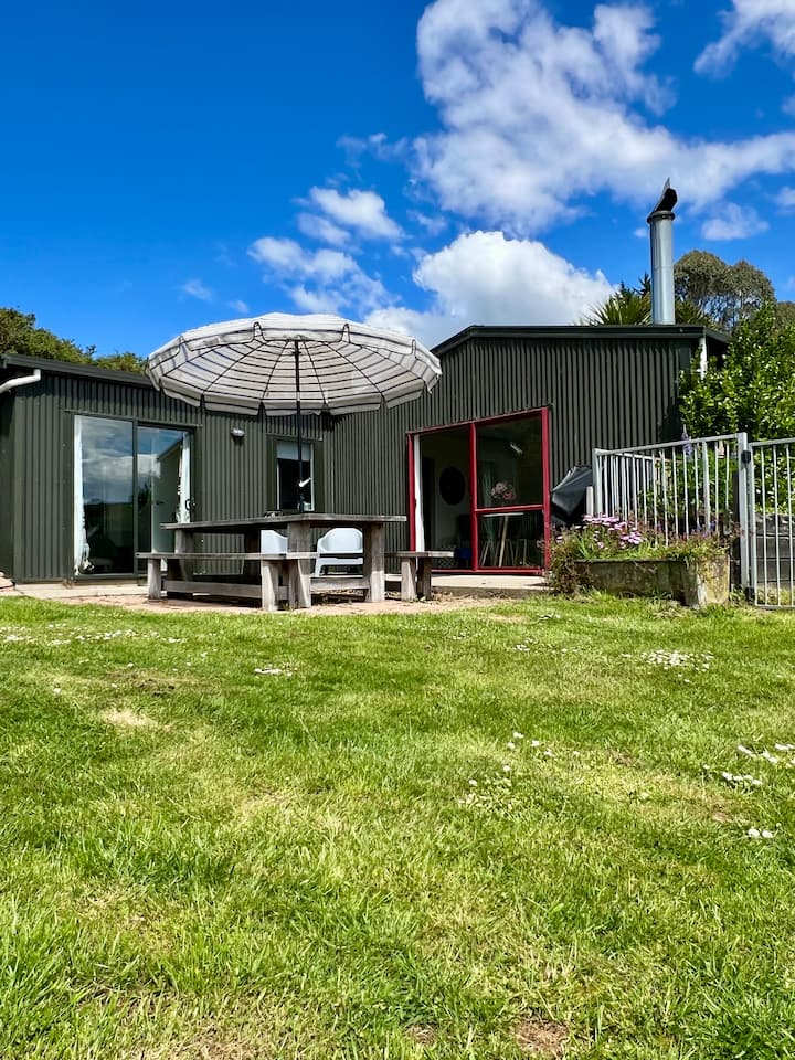 Kererū Cottage: Dog Friendly, With Rural/sea Views - South Island