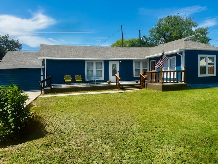 Rebecca's Retreat: Clean Comfort W/ 3 King Beds - Kingsville, TX