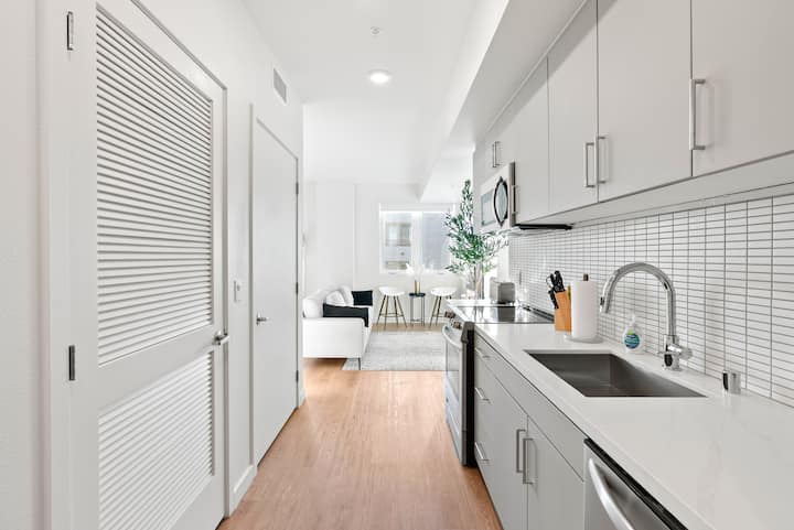 Modern West Hollywood 1bd| Free Parking, Pool, Gym - West Hollywood