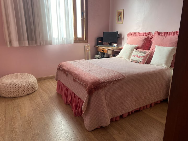 Quarto Rosa. Hospedagem Rápida - Belo Horizonte