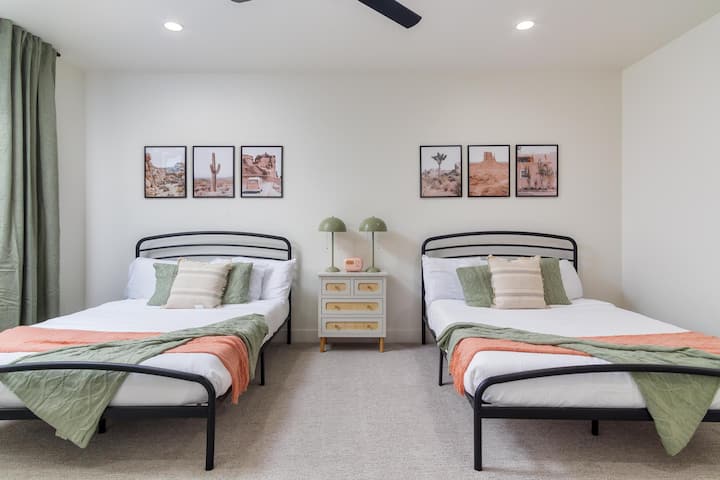 Retro Land Luxe Escape W/ Hot Tub - Sleeps 26! - Hurricane, UT