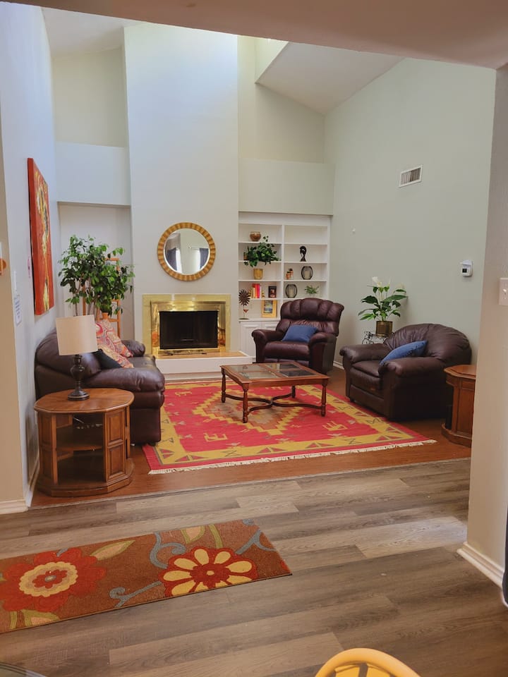 Beautiful Private Bedroom Few Blocks To Twu - Denton, TX