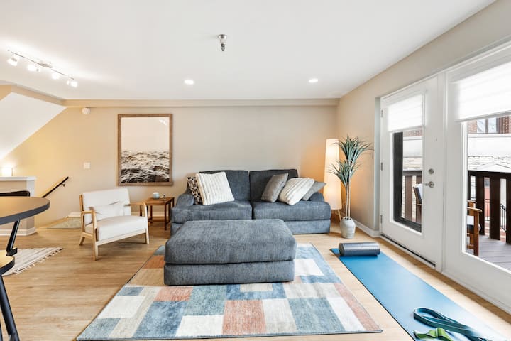 Tasteful Townhouse Apt W/two Private Parking Spots - Madison, WI