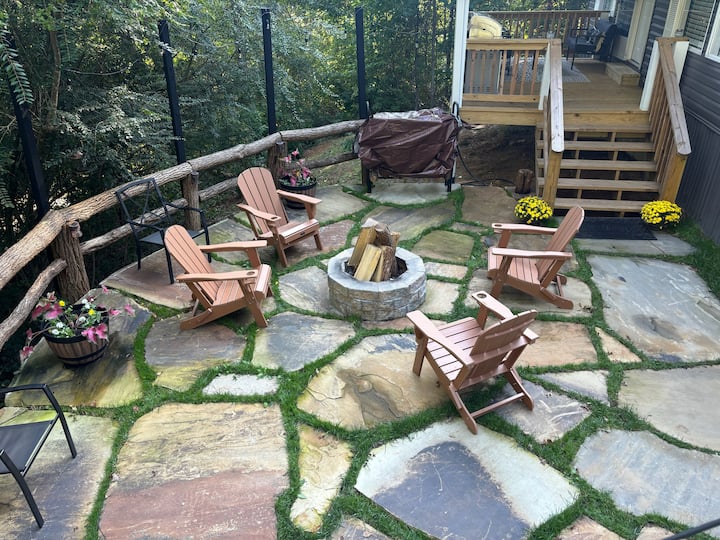 Hidden, Modern Cozy Cottage, Fire Pit, & Grill - Tallulah Falls, GA