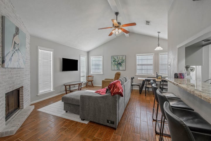 Sleeps 6 Near Kyle Field & Texas A&m/ Private Yard - College Station, TX