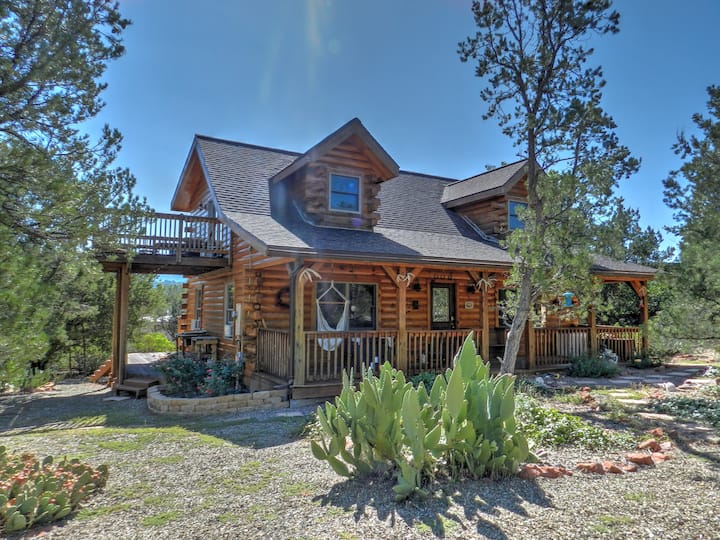 Rustic Log Cabin Getaway / Hot Tub! - Sedona, AZ