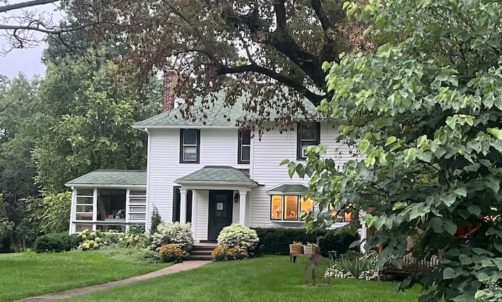 Historic Barn, Bed & Breakfast - Lake Orion