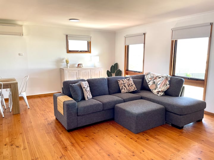 Two Buoys Beach Shack - Emu Bay